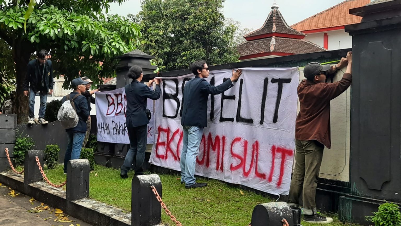Tolak Kenaikan Harga BBM, Mahasiswa UB Kediri Tutup Papan Kantor DPRD Kota Kediri