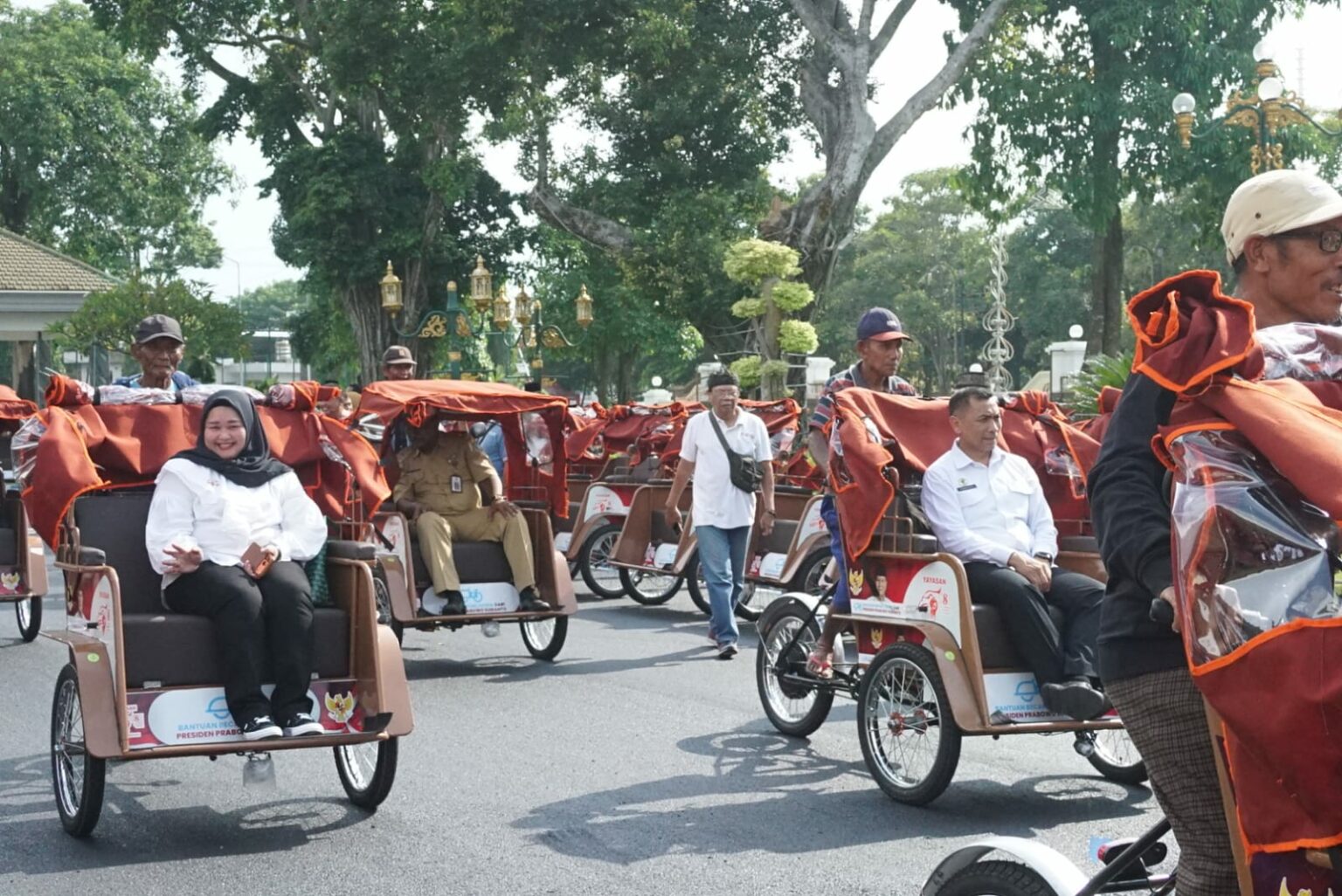 Becak Listrik Prabowo Tiba di Jombang, 100 Pembecak Lansia Terima Bantuan