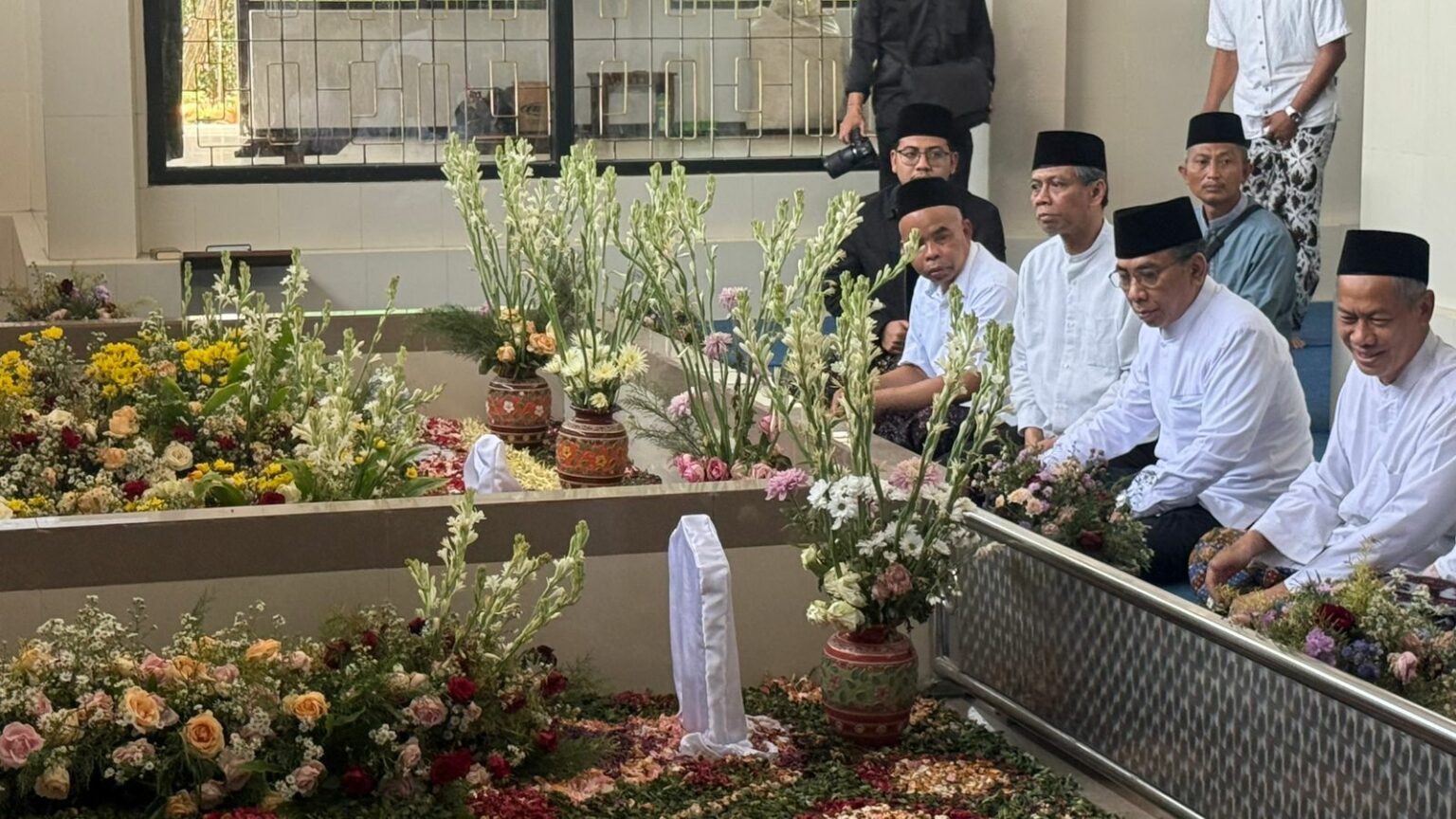 Jelang Pembukaan Munas-Konbes NU, Ketum PBNU Gus Yahya Ziarah ke Makam ...